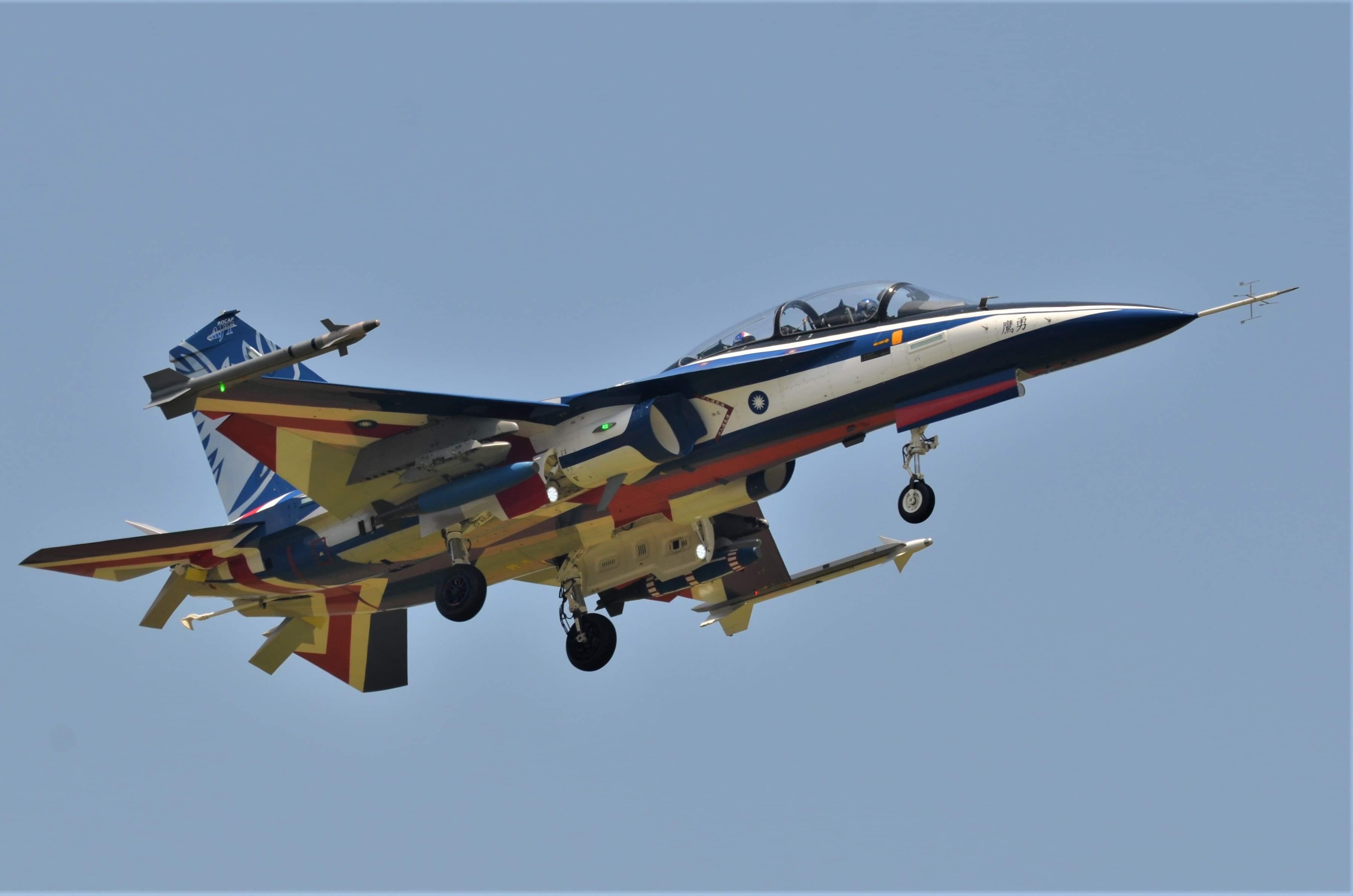 【情報】勇鷹高教機武掛構型首曝光 明實施500磅水泥彈拋投 @軍事策略 哈啦板 - 巴哈姆特