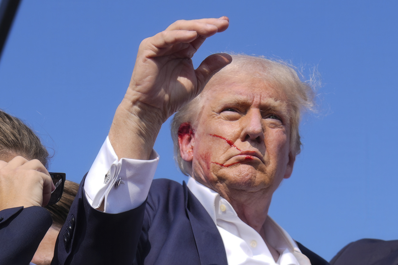 Trump Stood Up After He Was Shot, Held His Right Hand High, Waved To ...
